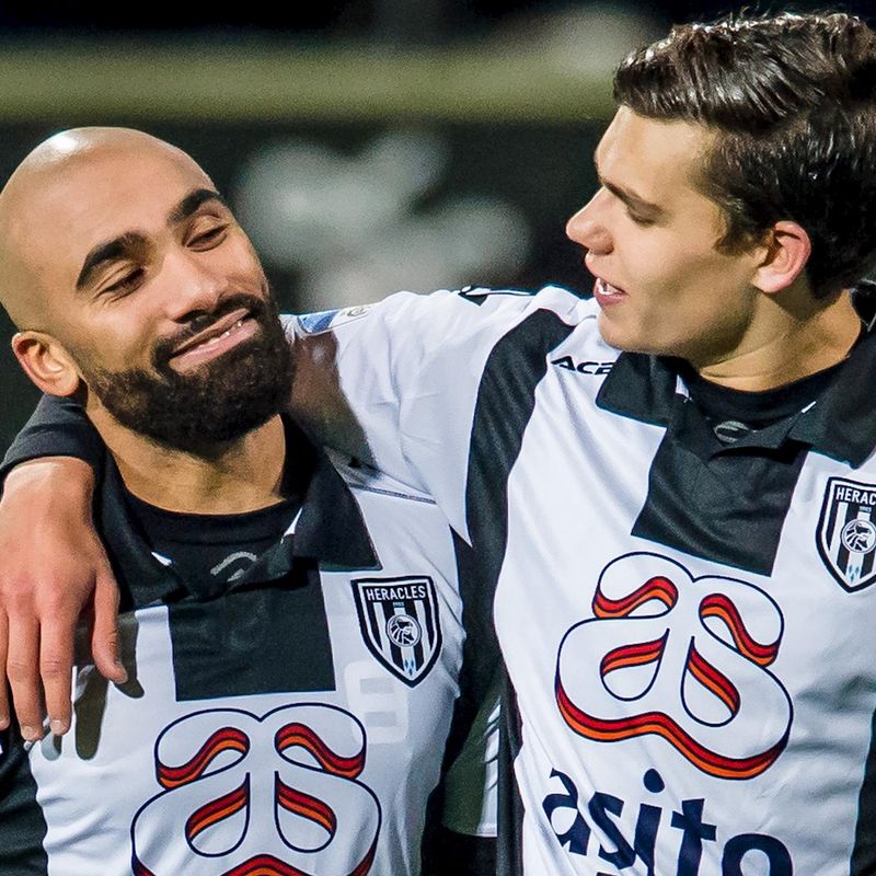 Heracles neemt afscheid van Armenteros, Pelupessy en Hoogma tijdens jubileumduel - Oost