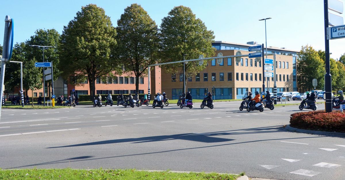 Motoragent in Emmen wordt belaagd door groep jongeren en raakt gewond ...