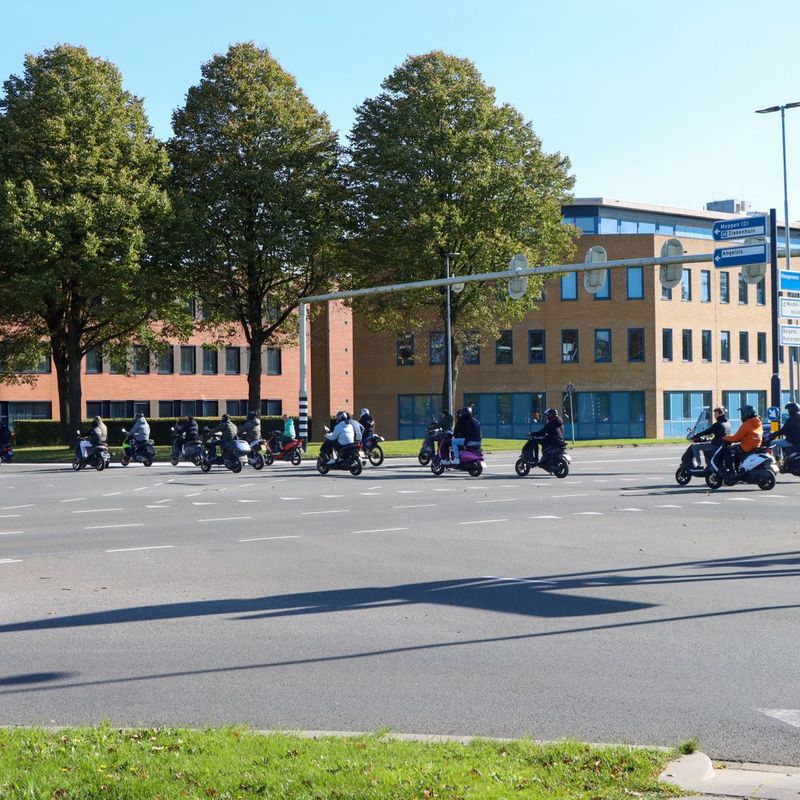 Motoragent in Emmen wordt belaagd door groep jongeren en raakt gewond ...