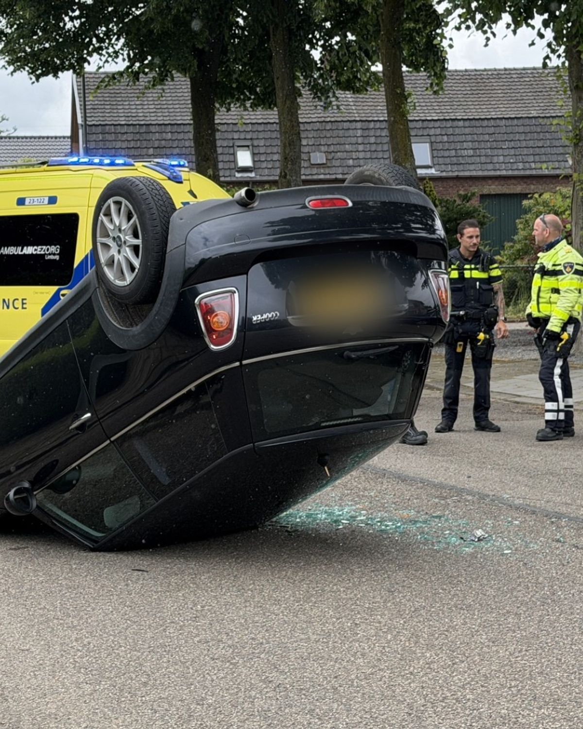 Auto slaat over de kop en belandt op dak in Linne - L1 Nieuws