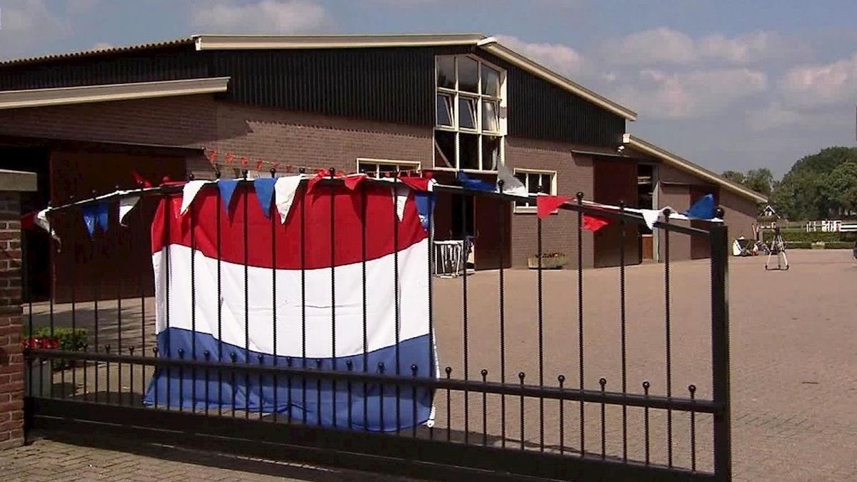 Vlag uit bij stal Dubbeldam in Weerselo, maar werk gaat gewoon door - Oost Vlag uit bij stal Dubbeldam in Weerselo, maar werk gaat gewoon door - Oost