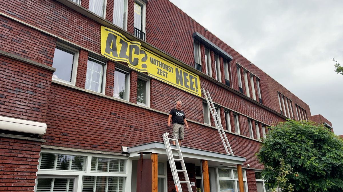 Jan protesteert met levensgroot spandoek aan zijn gevel tegen azc: 'Ik ...