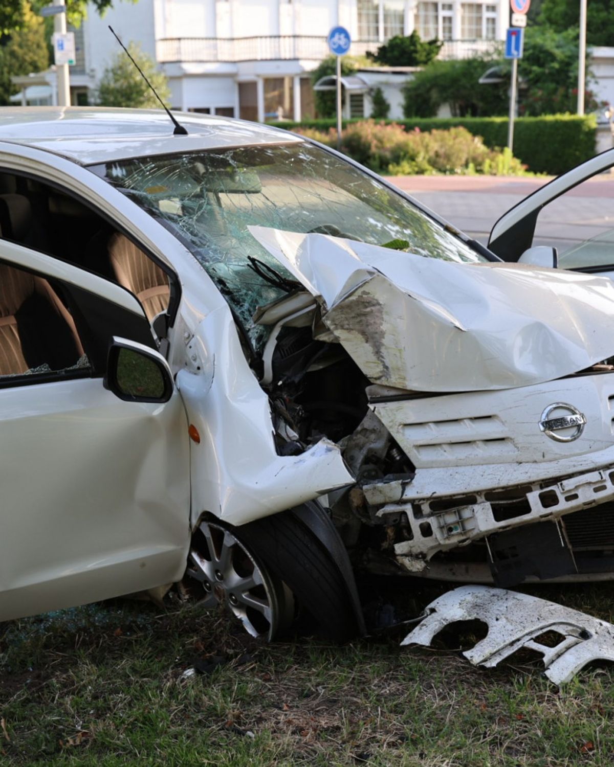 Auto in de kreukels na botsing tegen boom - Omroep West