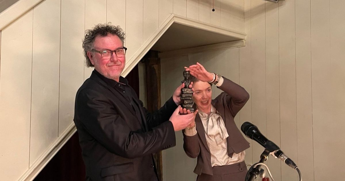 Jan Henk de Groot neemt K. ter Laanprijs in ontvangst - RTV Noord