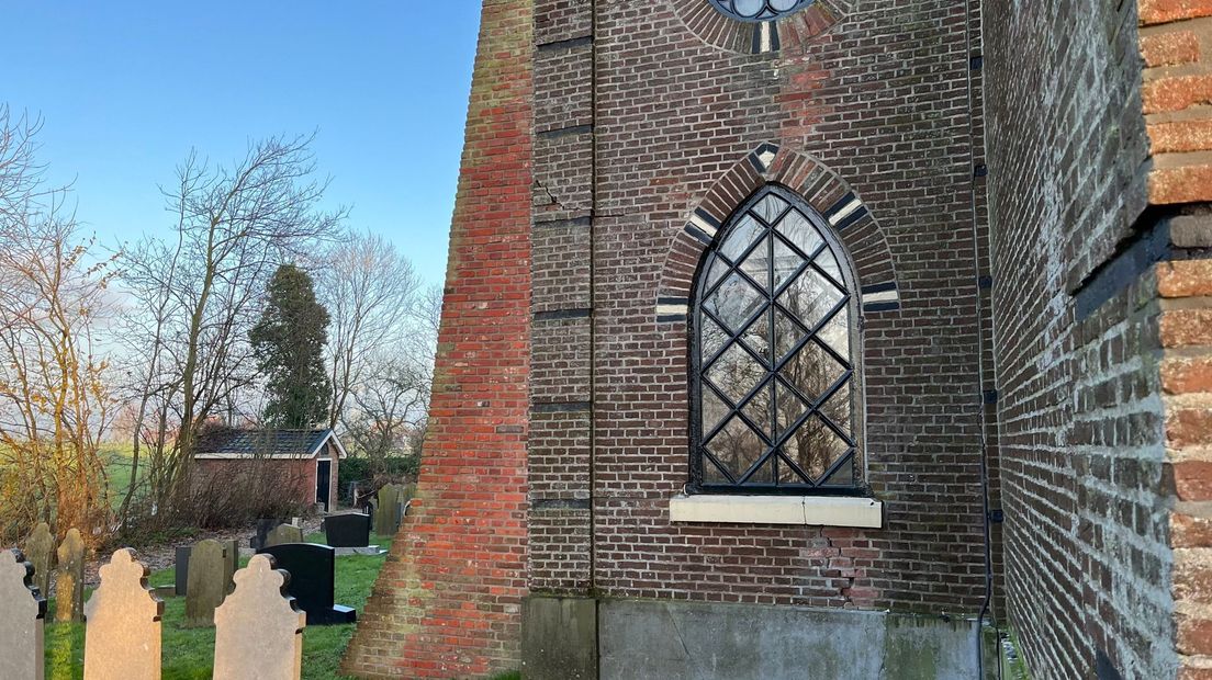 Kerk Wiuwert verzakt, mummies niet in gevaar - Omrop Fryslân