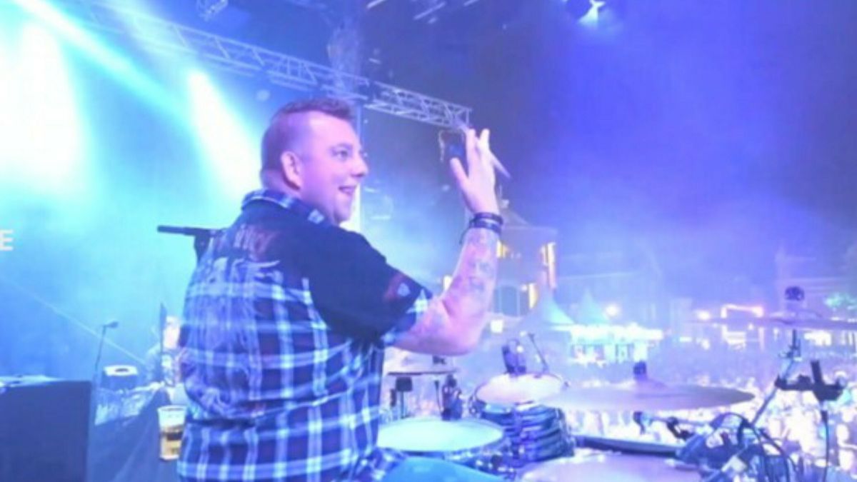 Helse pijnen teisteren Mooi Wark-drummer Dennis Hendriks: 'Ze weten ...