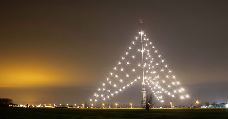 Grootste 'kerstboom' ter wereld staat weer aan - RTV Utrecht