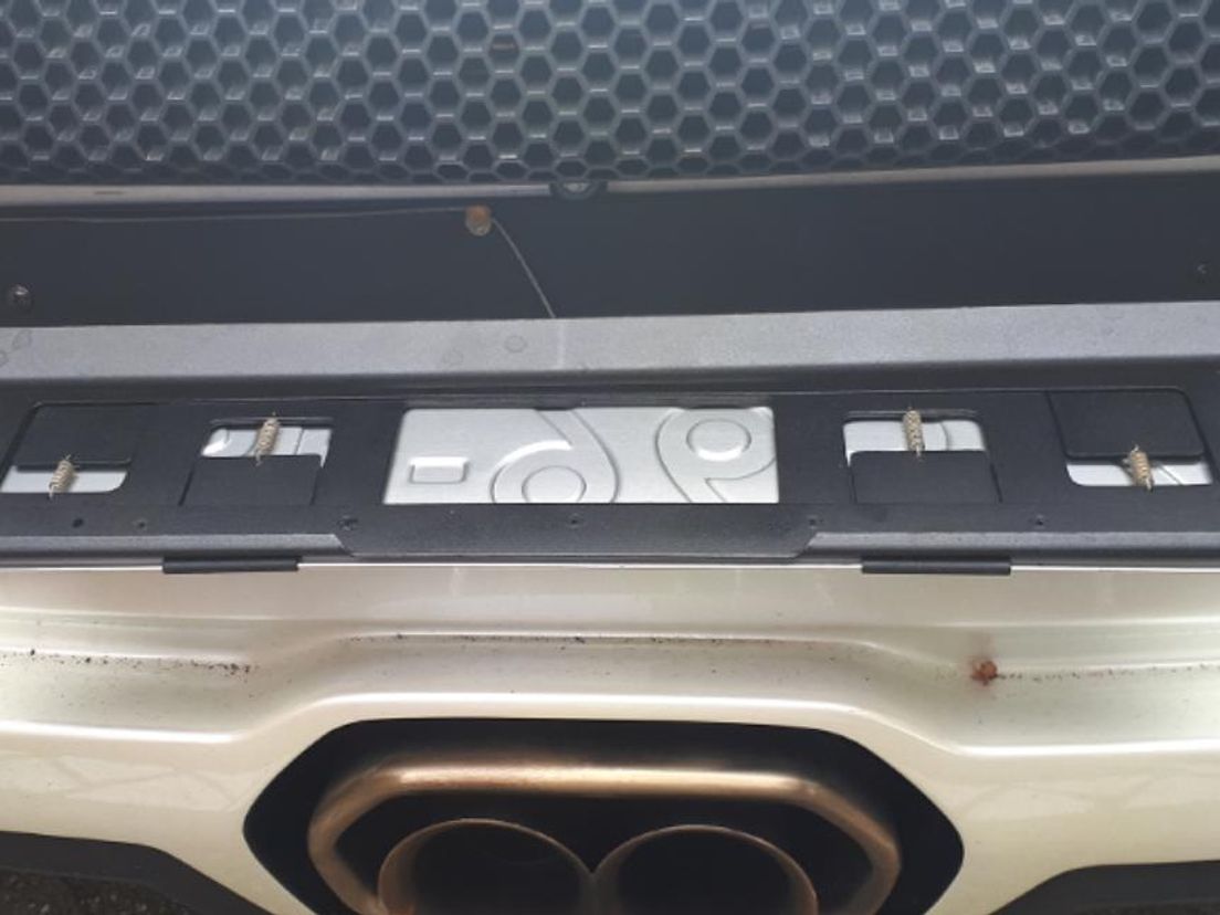 Automobilist rijdt met kantelende kentekenplaat - Rijnmond Automobilist rijdt met kantelende kentekenplaat - Rijnmond