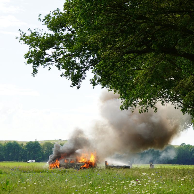 Pickup-truck gaat in vlammen op in Drijber - RTV Drenthe