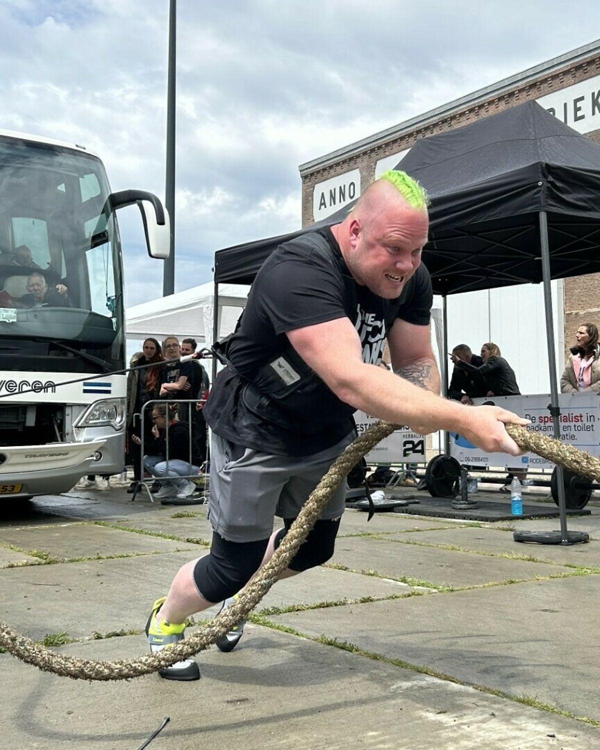Trekken aan een touringcar van 15.000 kilo: spierbundels strijden tegen ...
