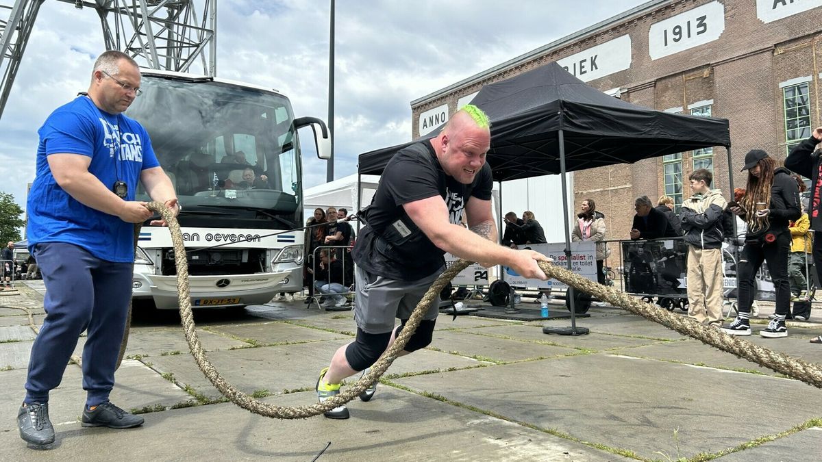 Trekken aan een touringcar van 15.000 kilo: spierbundels strijden tegen ...