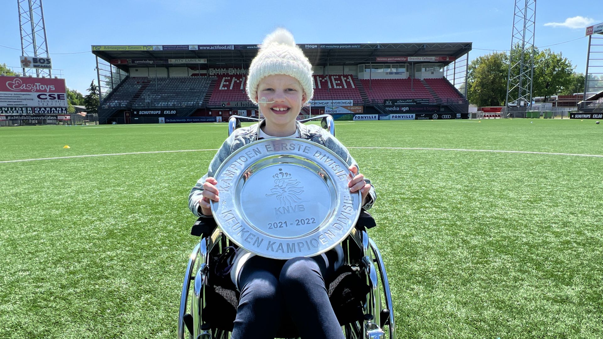 Publiekslieveling Jasmijn (8) vergeet haar ziekte even dankzij FC Emmen ...