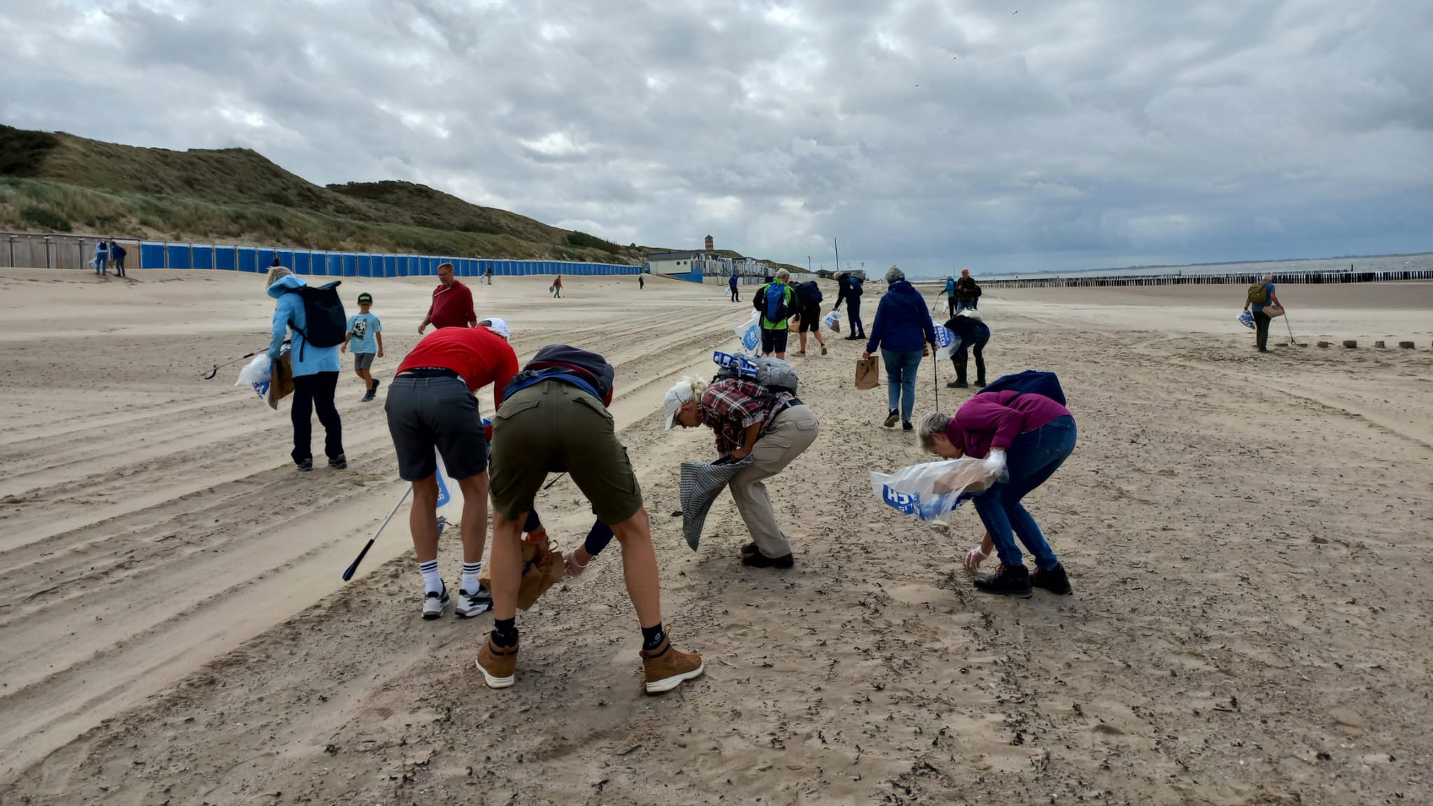 Meer afval en minder peuken bij strandschoonmaak: 'Maar het strand is ...