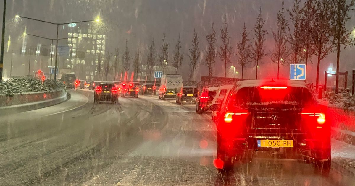 Files in hele provincie door gladheid, tot 21.00 uur 'grote kans op gevaarlijk weer' - RTV Noord