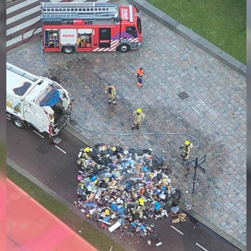Vuilniswagen gooit brandend afval op straat in centrum Rotterdam - Rijnmond