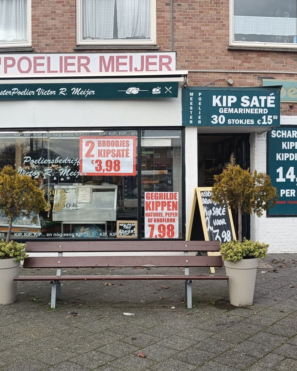 Poelier haalt reclameborden van plein na waarschuwing: 'Ze staan ...