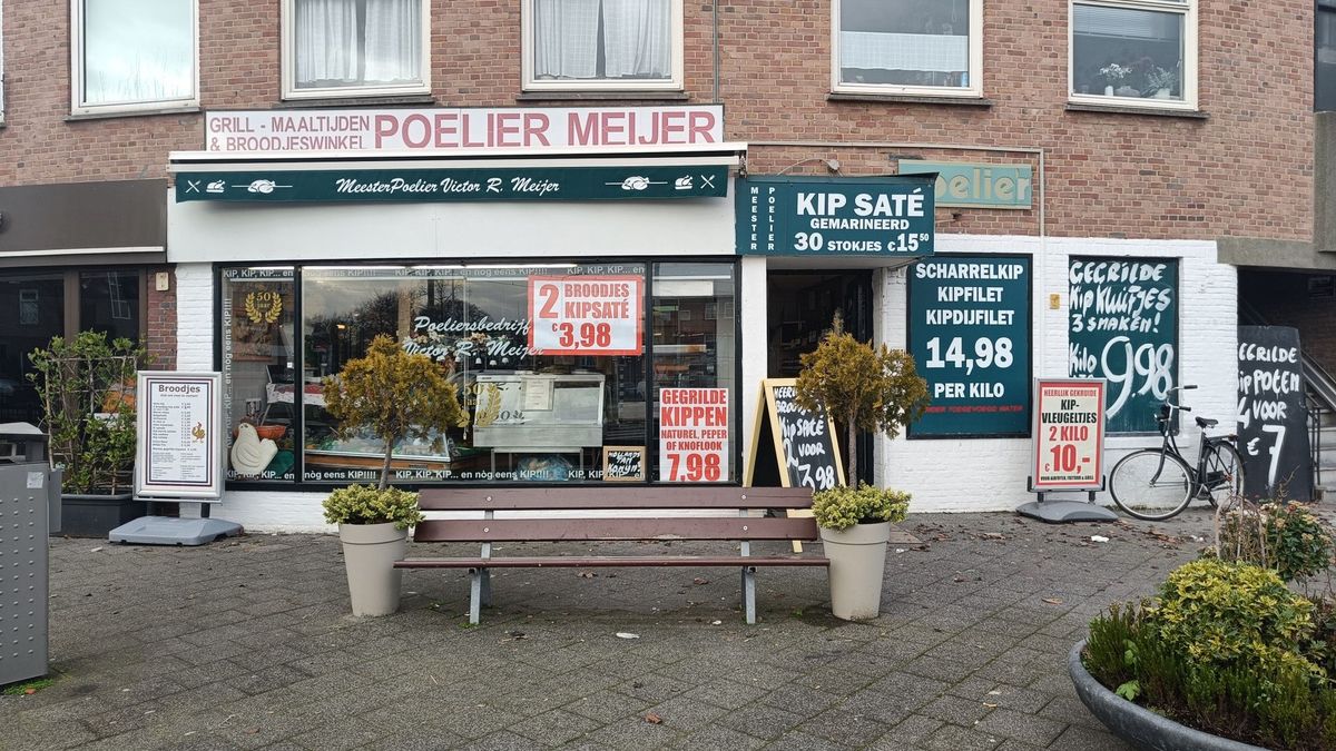 Poelier haalt reclameborden van plein na waarschuwing: 'Ze staan ...