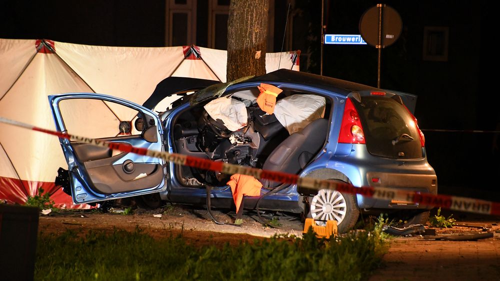 Man (28) vlucht na conflict in woning en rijdt tegen boom bij ...
