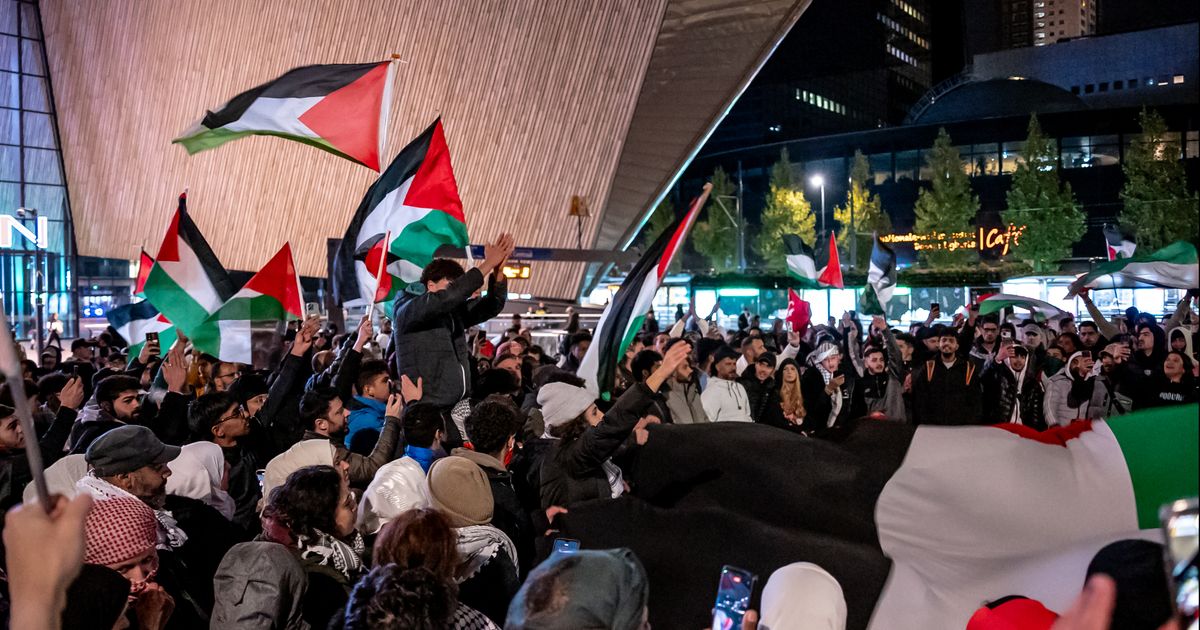Spontane demonstratie tegen Israël voor Rotterdam Centraal: 'Dit moet ...