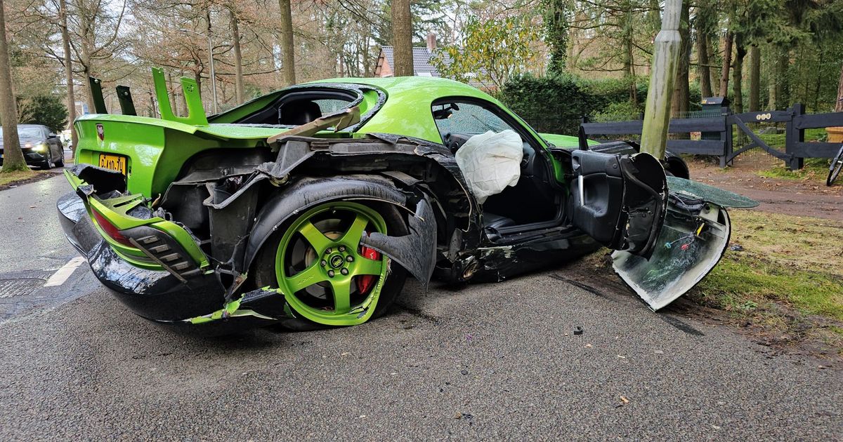 Inhaalmanoeuvre eindigt in ramp voor dure sportauto - Omroep Gelderland