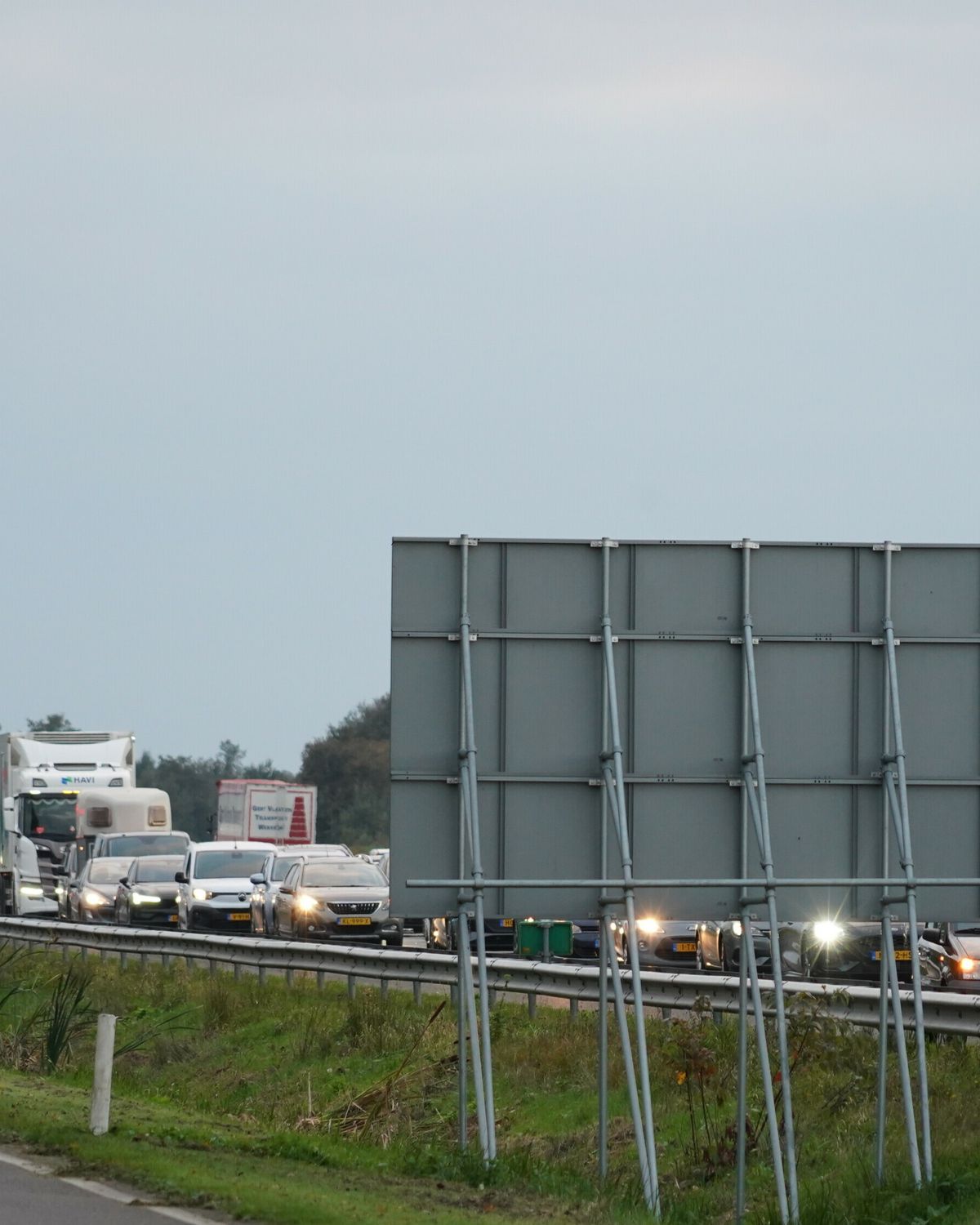 Twee rijstroken dicht op A28, flinke vertraging door ongeluk met ...