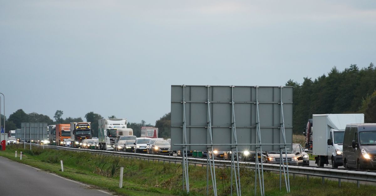 Twee rijstroken dicht op A28, flinke vertraging door ongeluk met vrachtwagen - RTV Drenthe