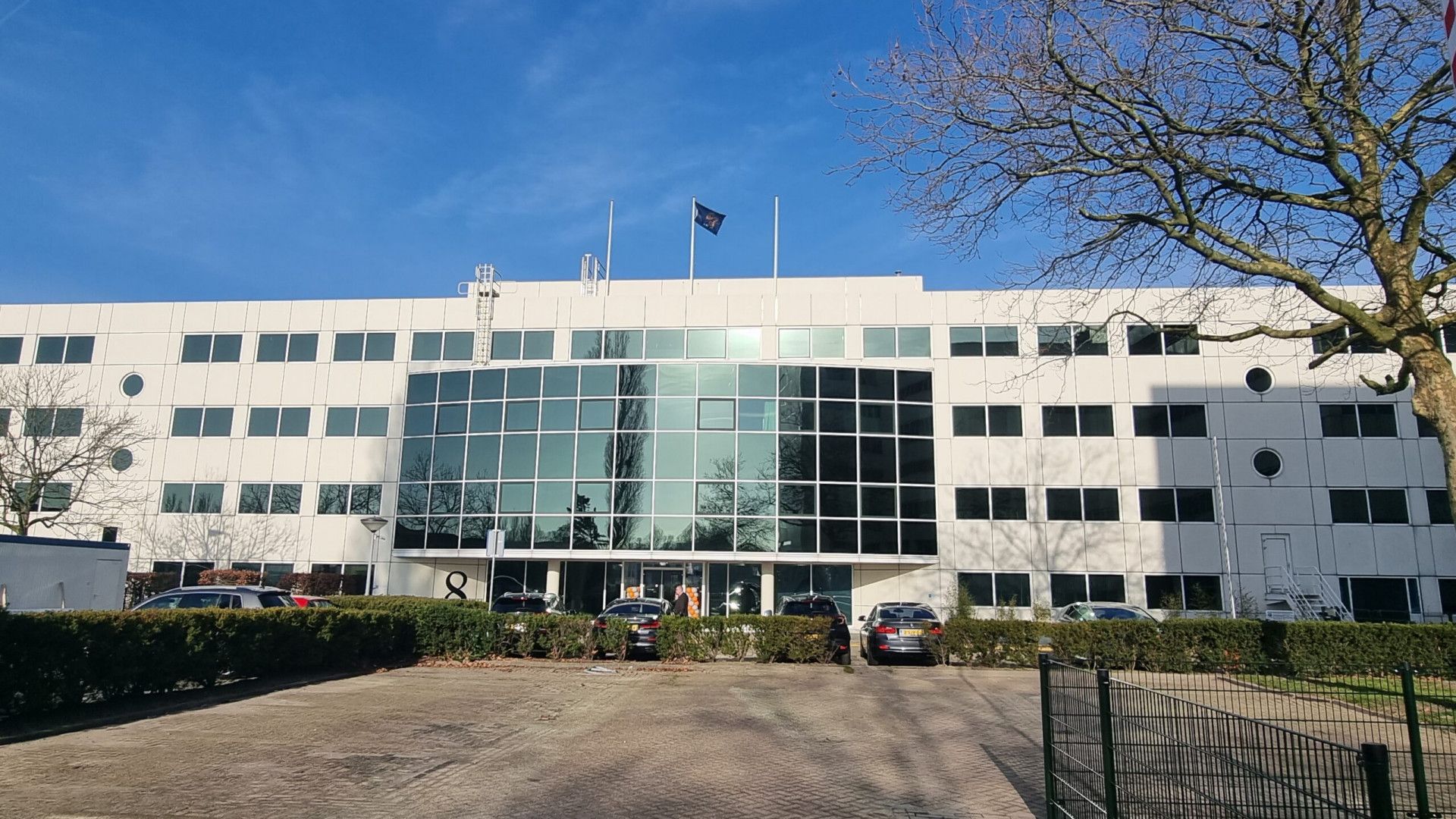 Honderden vluchtelingen in nieuw azc Leiden - Omroep West