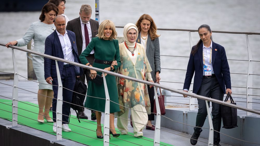 Liveblog NAVO-top in Rotterdam: Vrouw Macron en Erdogan arm in arm aan ...