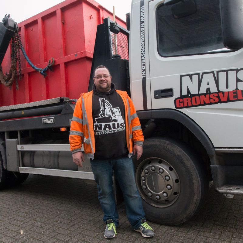 Naus Gronsveld helpt Samen voor de Voedselbank met een container - L1