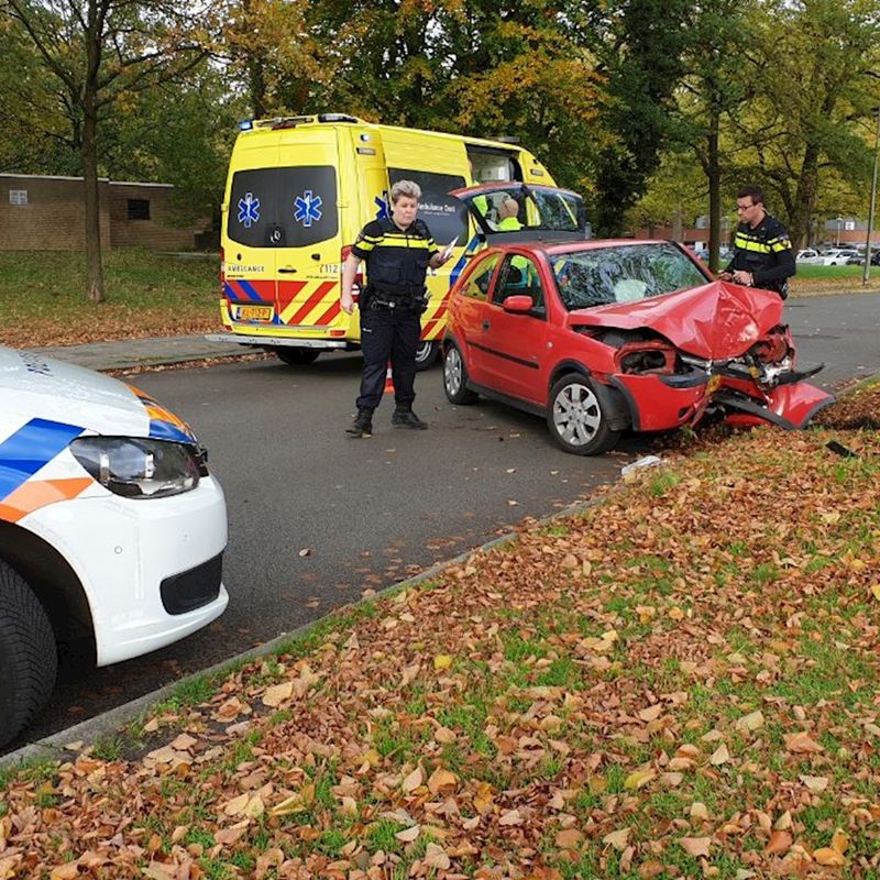 Auto botst tegen boom in Enschede, drie inzittenden gewond - Oost