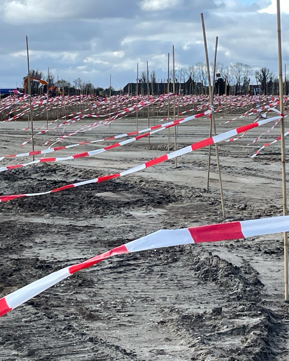 Duizenden roodwitte linten op kale vlakte, waarom wapperen die daar ...