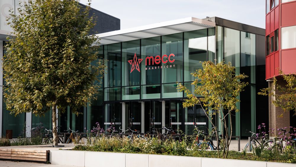 Minister machteloos tegen omstreden gebedsgenezer in MECC - L1 Nieuws