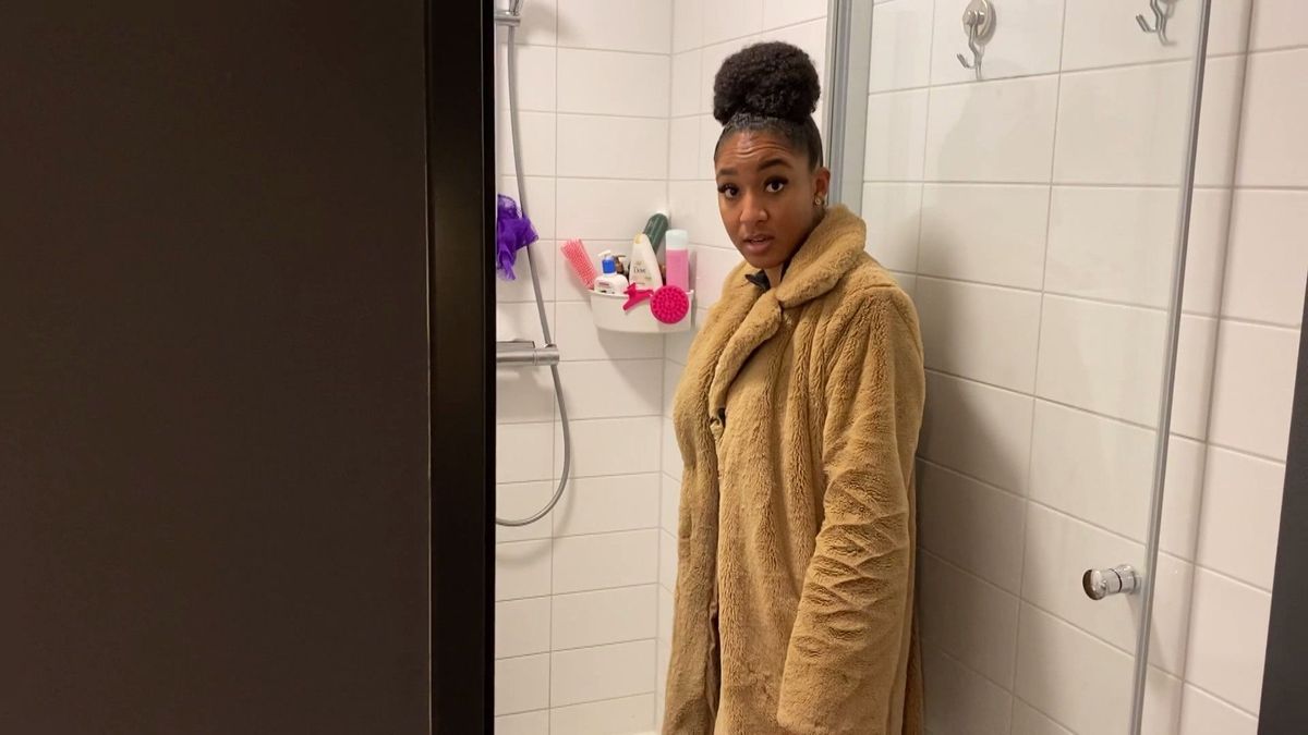 Kerilu Blanken laat zien hoe zij doucht zonder warm water - Omroep West