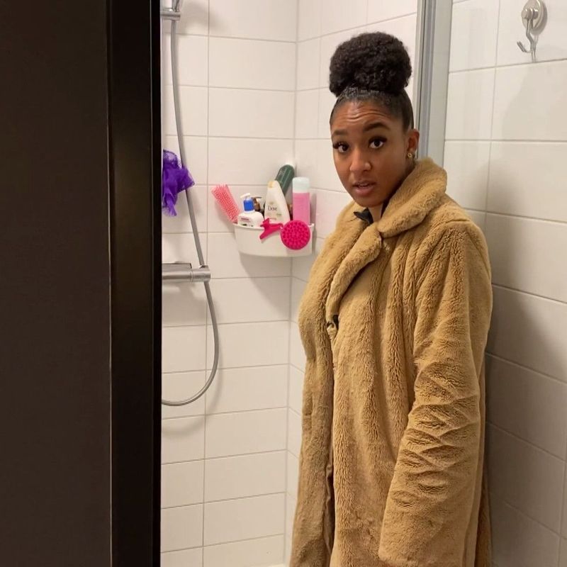 Kerilu Blanken laat zien hoe zij doucht zonder warm water - Omroep West