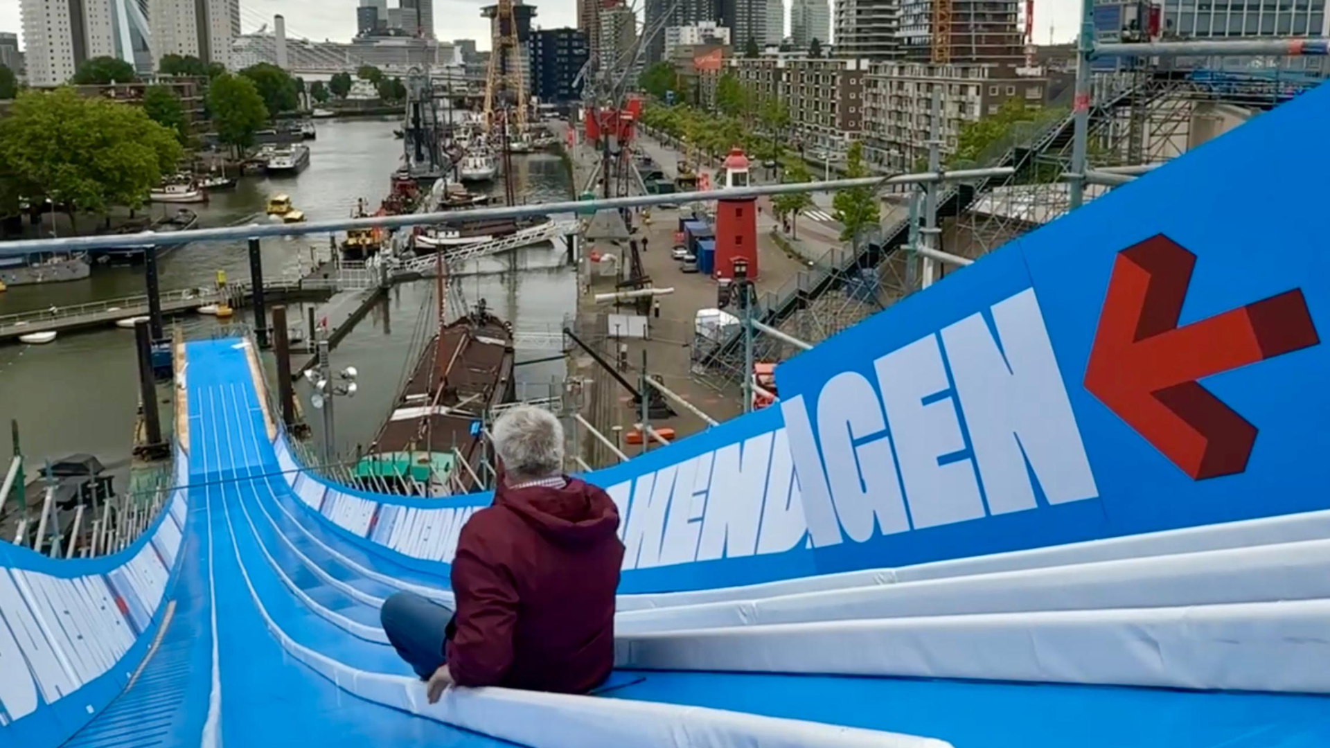 Zien: roetsjen vanaf de gigantische glijbaan bij Maritiem Museum - Rijnmond