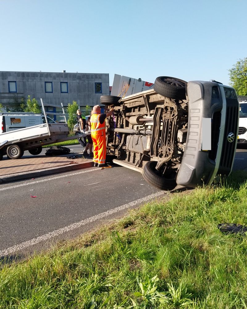Drie gewonden na botsing tussen auto en bestelbus in Meppel - RTV Drenthe