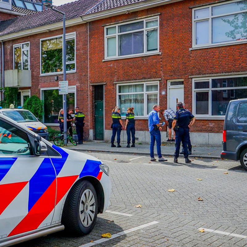 Politie vindt onderdelen van wapens tijdens woninginval - Rijnmond Politie vindt onderdelen van wapens tijdens woninginval - Rijnmond