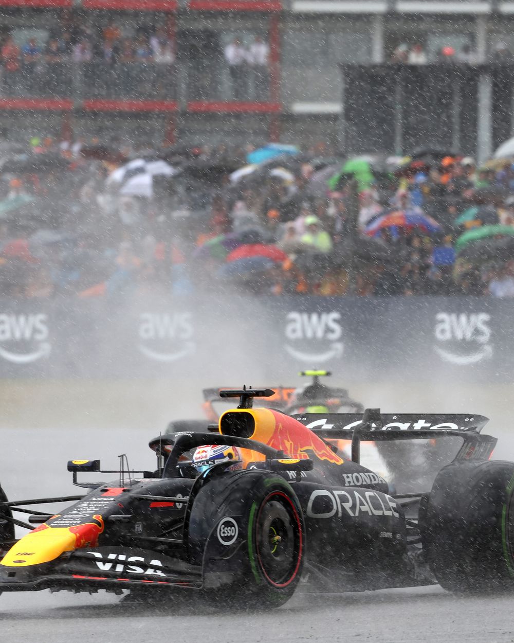Spinnende Verstappen eindigt als vijfde in chaotische regenrace op Silverstone - L1 Nieuws