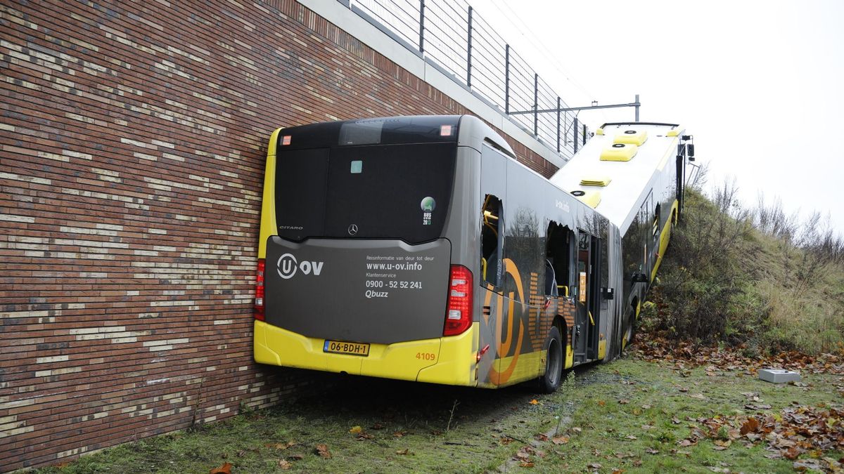 Stadsbus raakt van de weg en rijdt talud op in Utrecht, 4 gewonden ...