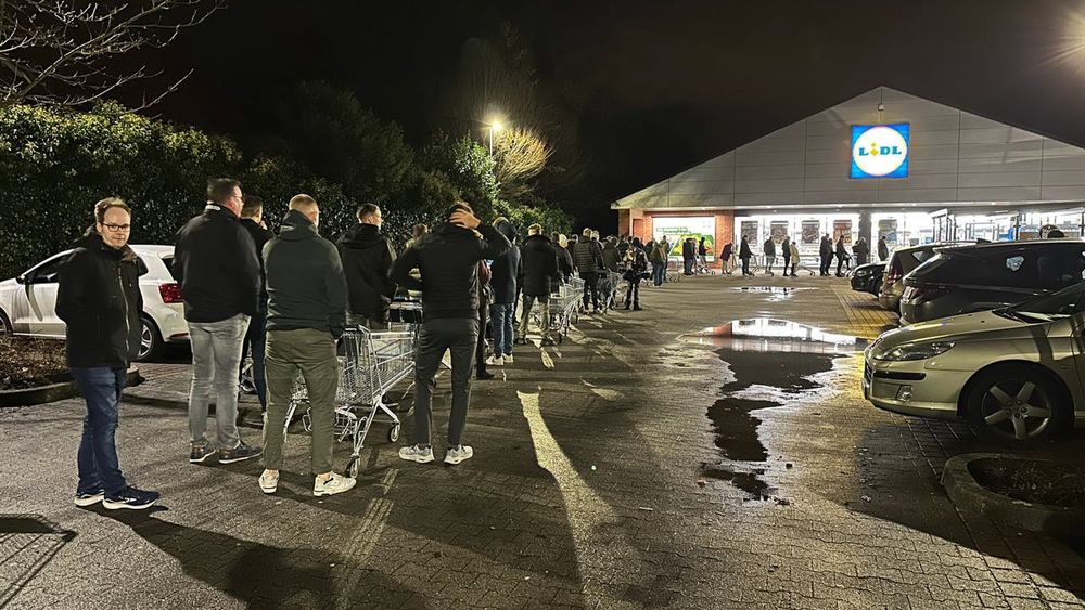 Voor dag en dauw in de rij voor vuurwerk in Duitsland: 'Alles voor m'n ...