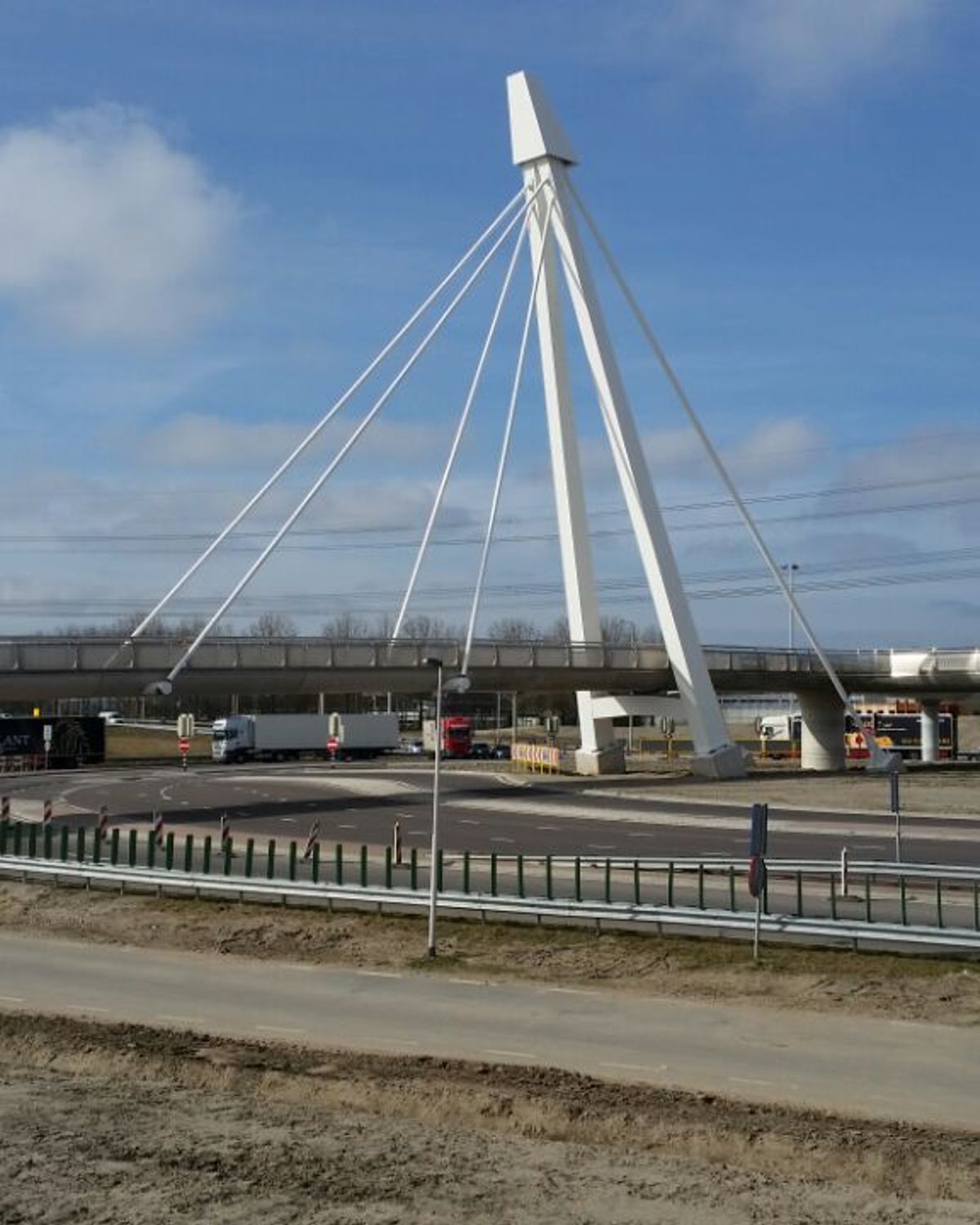 Fietsen in Naaldwijk weer een stuk veiliger door opening nieuwe brug ...