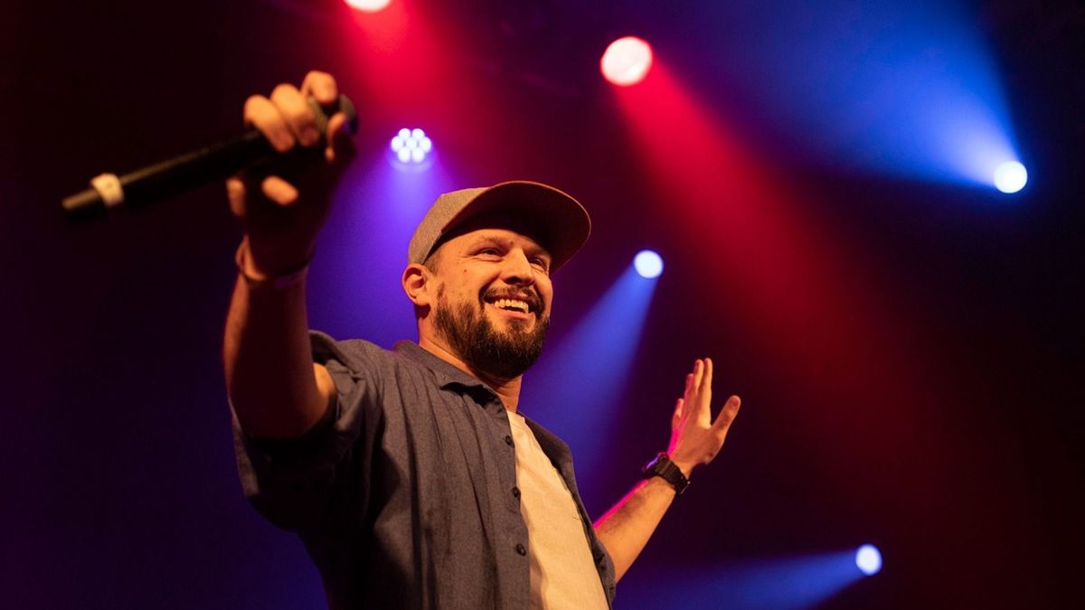 Rapper Just maakt van barricade een startblok - Omroep Zeeland