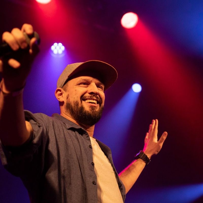 Rapper Just maakt van barricade een startblok - Omroep Zeeland