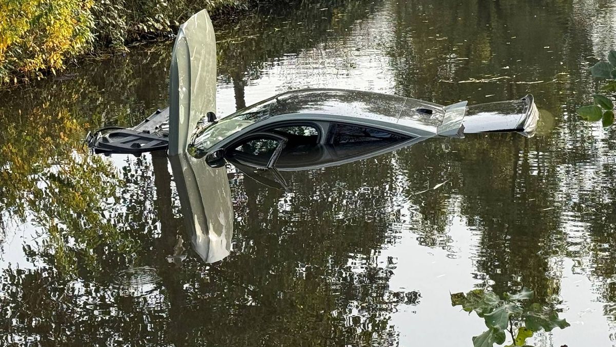Gaspedaal in plaats van rem: auto duikt water in - Omroep Gelderland
