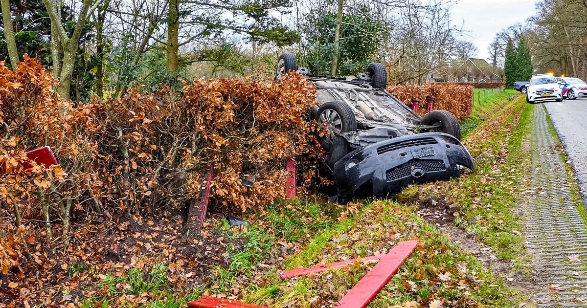 Auto slaat over de kop en komt in tuin terecht: ravage bij ongeluk in ...