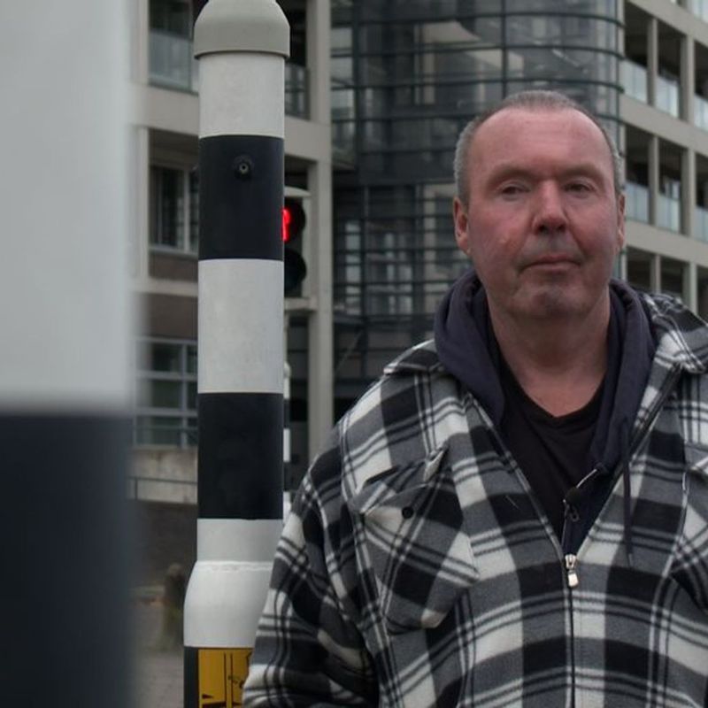 Peter gooide als gewelddadige bendeleider zijn leven drastisch om ...