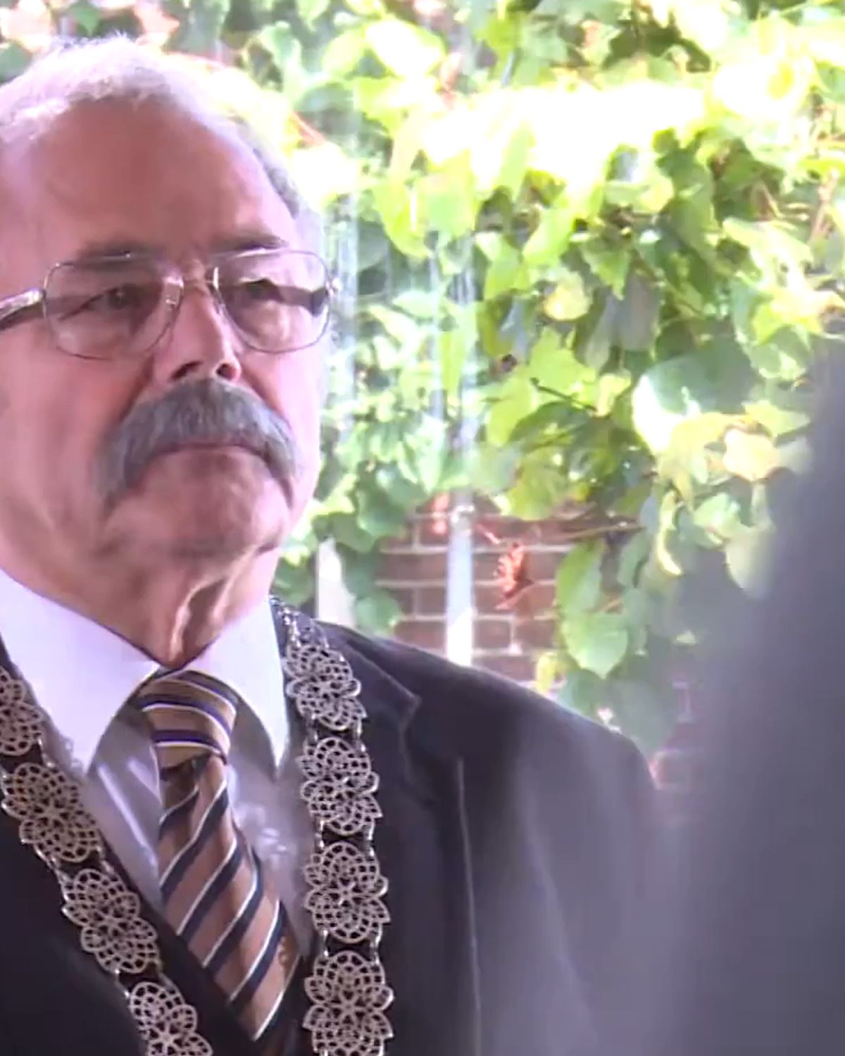 Wie is de man achter de 'burgemeester' van Losser uit de Johma-reclames ...