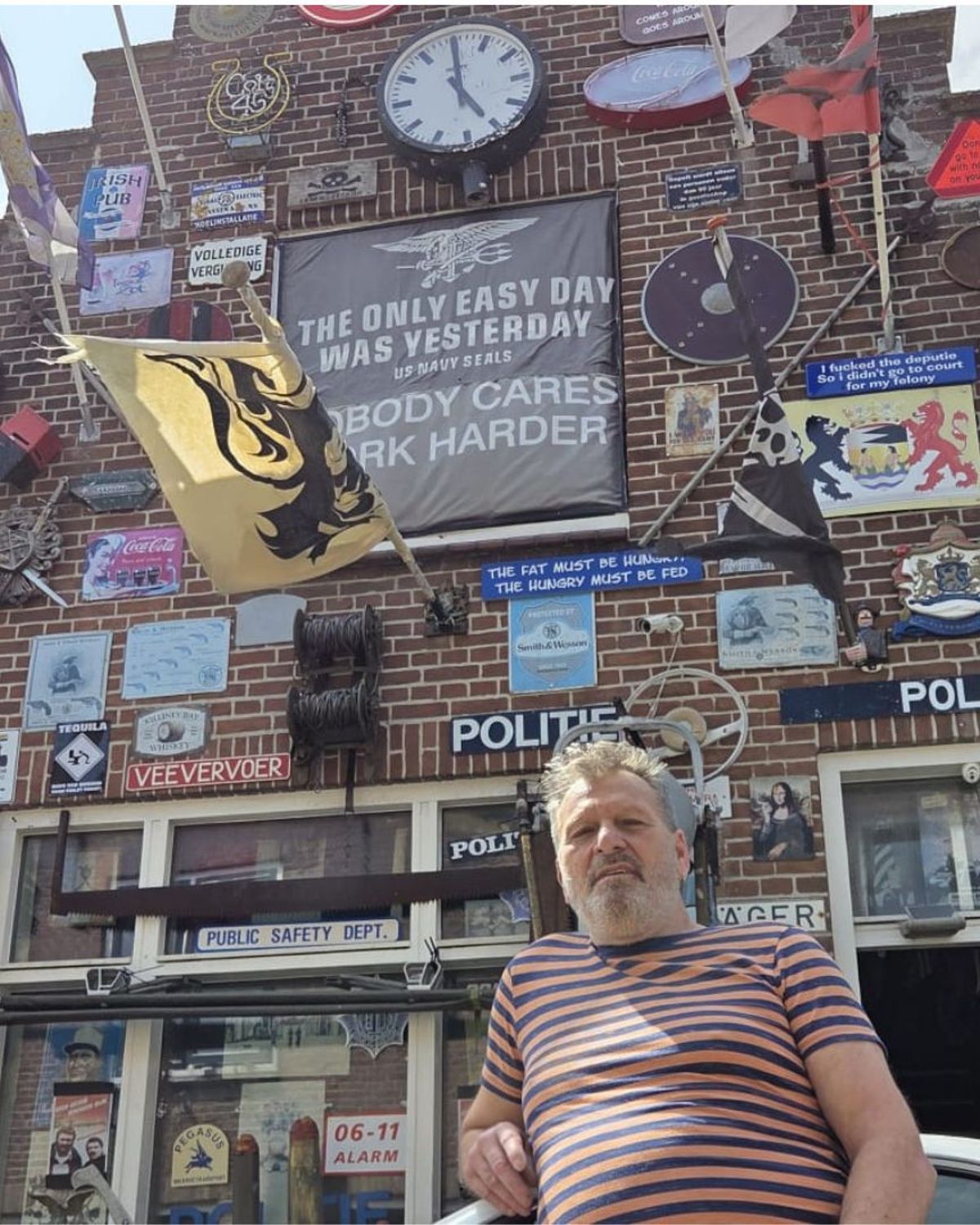 Toeristen genieten van de rijkelijk versierde gevel van Frank, maar de ...