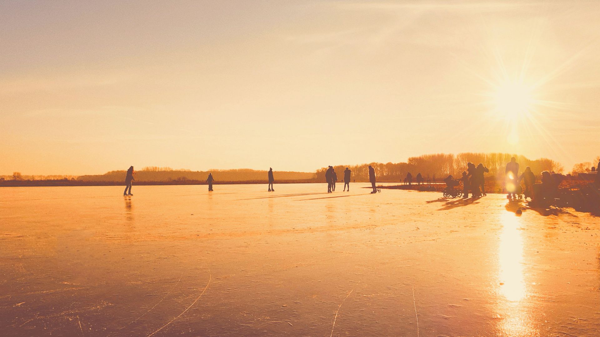 Schaatsen, sleeën en surfen: Zeeuwen genieten op het ijs - Omroep Zeeland