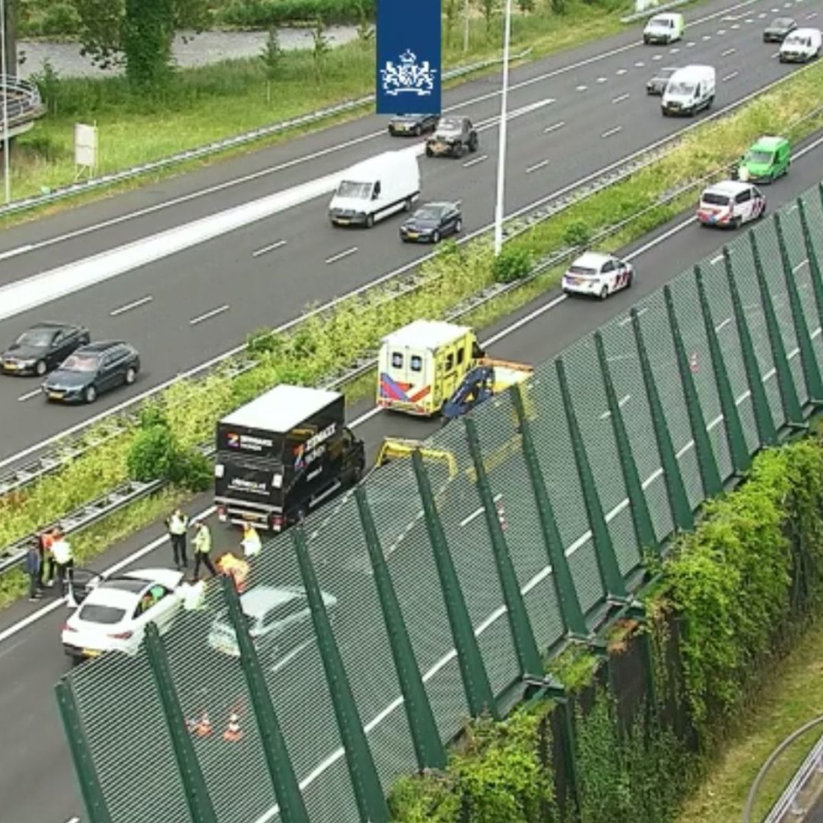 Meer dan uur vertraging op snelweg door ongeluk én storing brug - Rijnmond